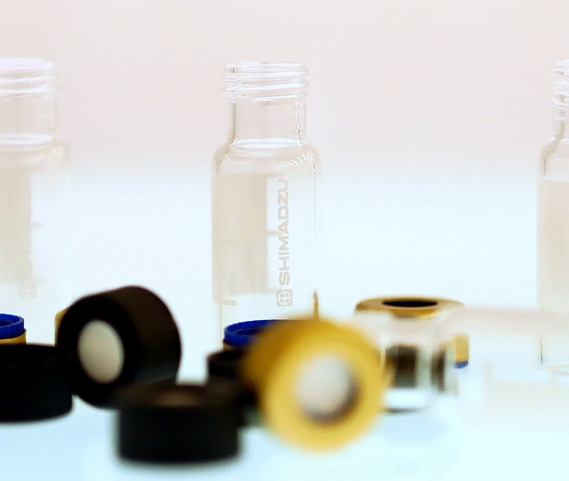 1.5 ml screw vials, caps, kits, micro inserts : Shimadzu (United Kingdom)